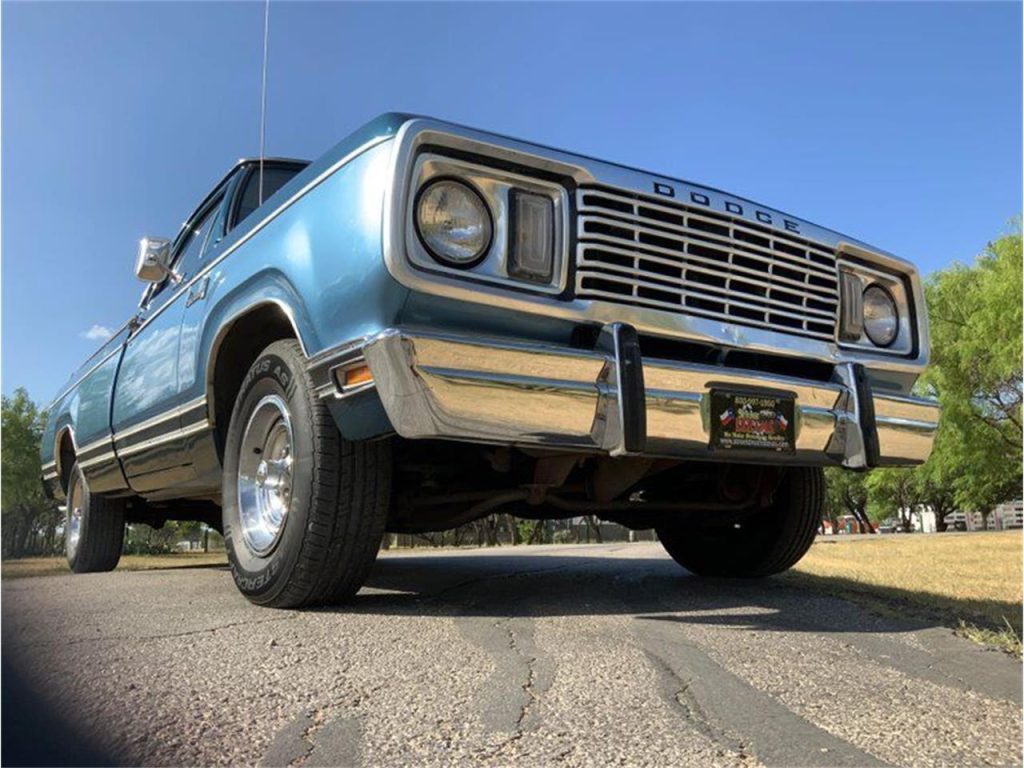 1977 Dodge D100 - American Hot Rods