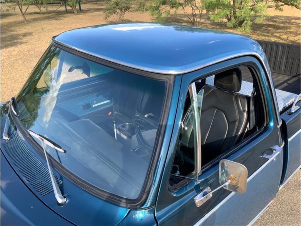 1977 Dodge D100 - American Hot Rods