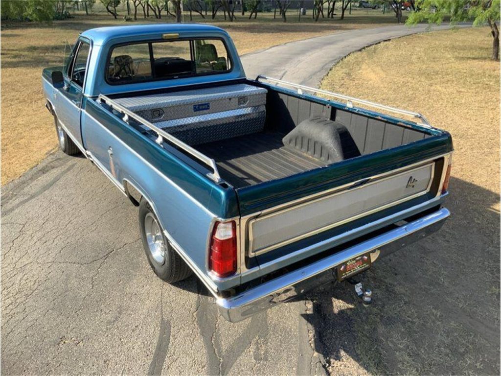 1977 Dodge D100 - American Hot Rods