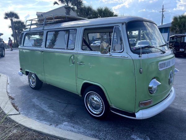 1972 Volkswagen Bus - American Hot Rods