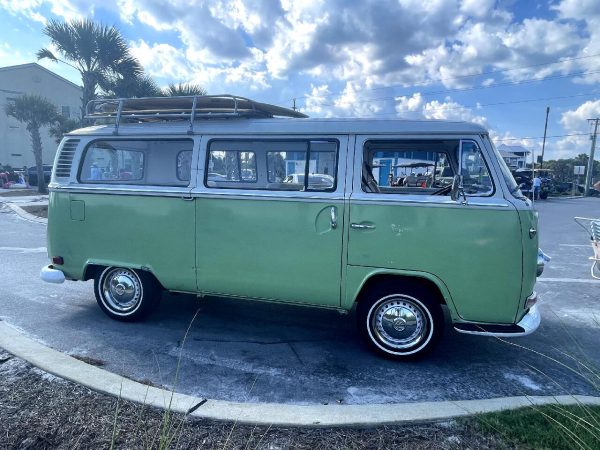 1972 Volkswagen Bus - American Hot Rods