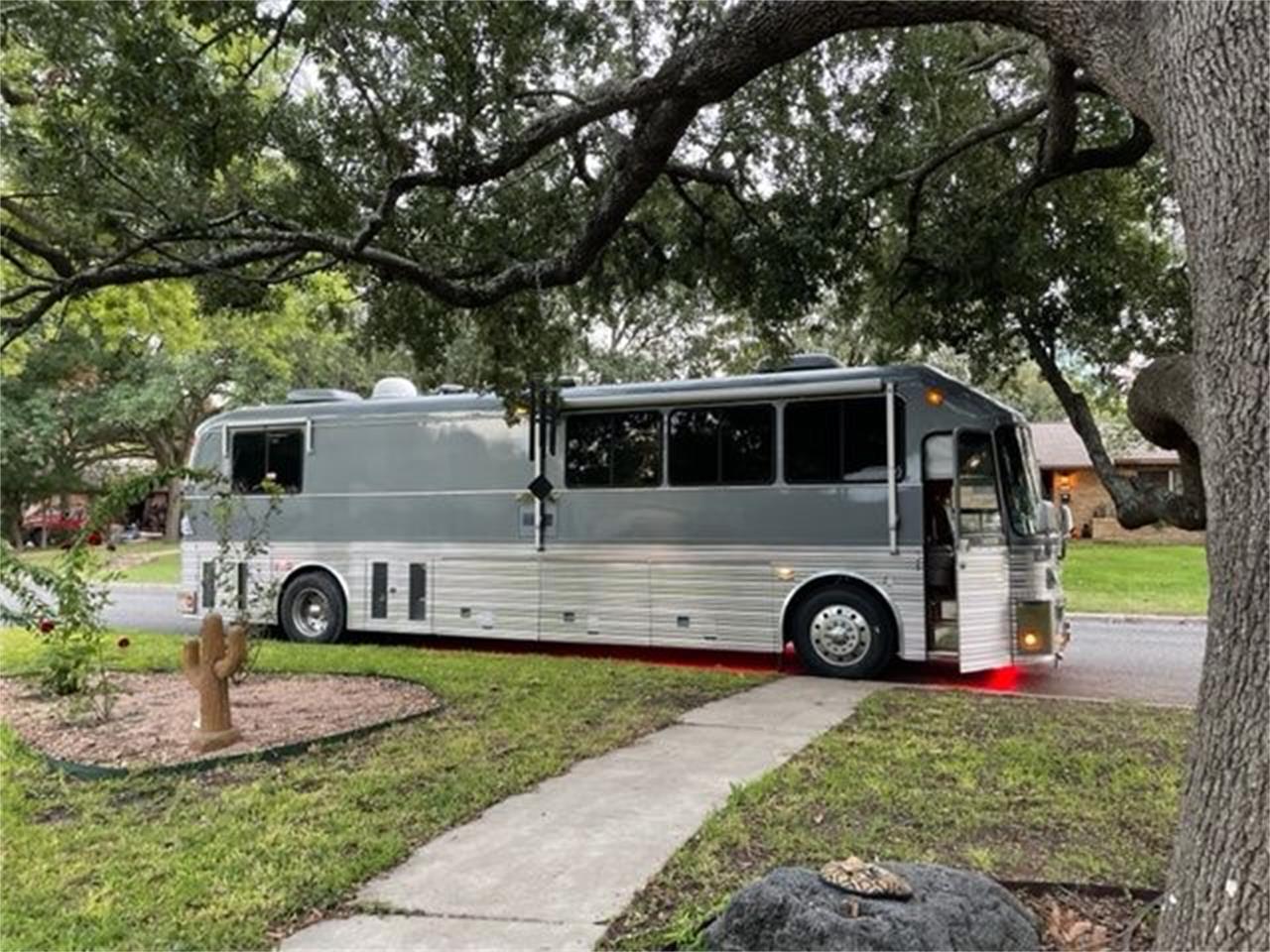 1983 Silver Eagle Bus - American Hot Rods