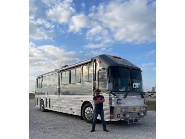 1983 Silver Eagle Bus - American Hot Rods
