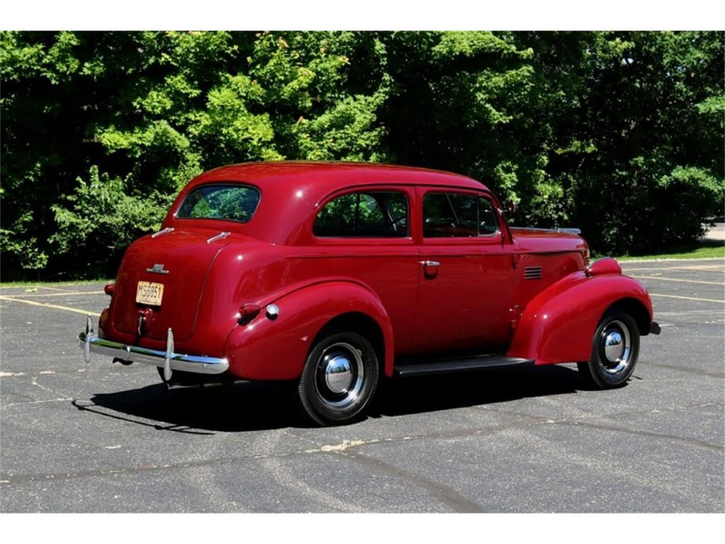 1939 Pontiac Silver Streak - American Hot Rods